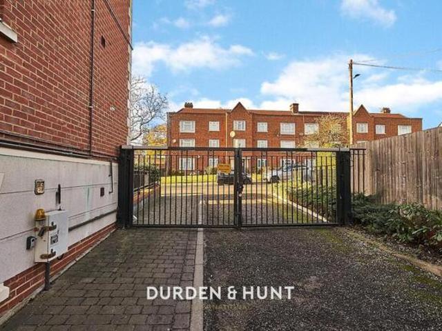 For Sale 2 Bedroom Shared Living/roommate Loughton Essex DS101674700