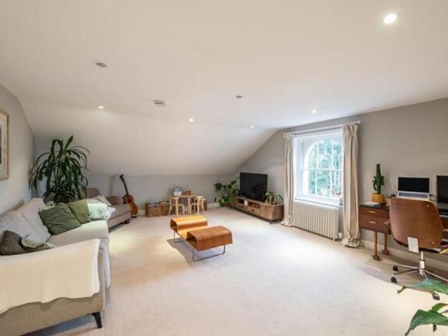 For Sale 2 Bedroom Shared Living/roommate Reigate Surrey DS98477497