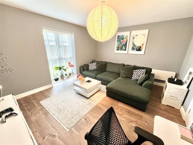 For Sale 2 Bedroom Shared Living/roommate Swindon Swindon DLS100855286
