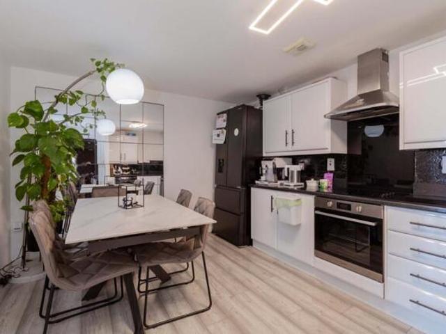 For Sale 2 Bedroom Shared Living/roommate Slough Slough DLS101200145
