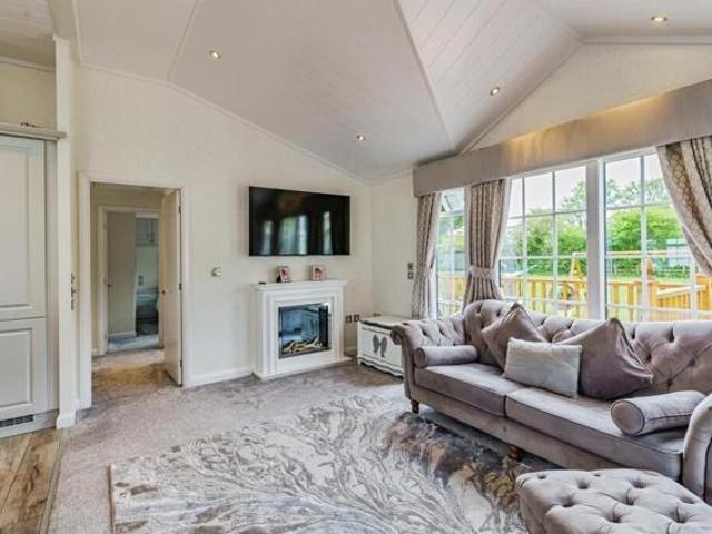 For Sale 2 Bedroom Shared Living/roommate Smallfield Surrey DS101676232