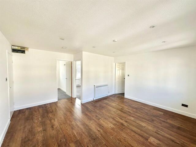 For Sale 2 Bedroom Shared Living/roommate Somerset Somerset DS101059638