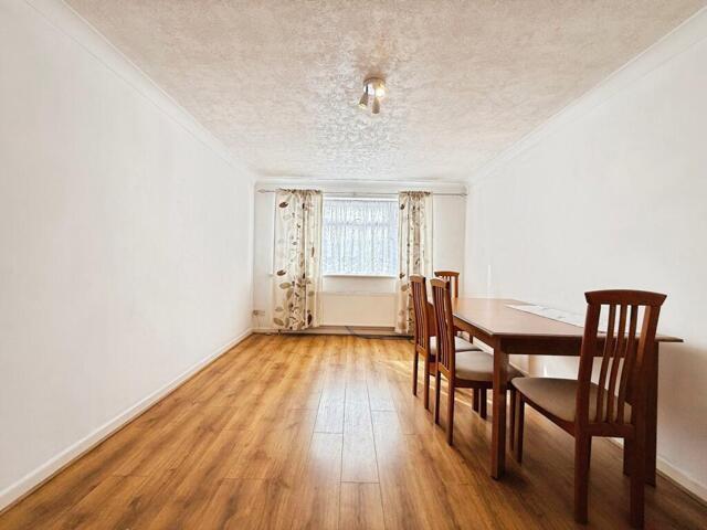 For Sale 2 Bedroom Shared Living/roommate Southend On Sea Essex DS101743177