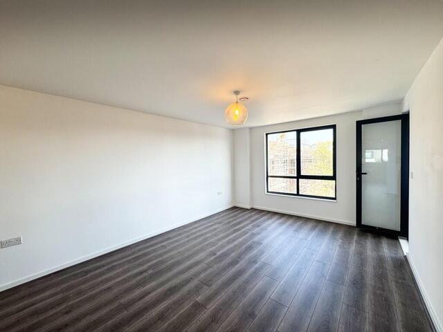 For Sale 2 Bedroom Shared Living/roommate Southend On Sea Essex DS98903450