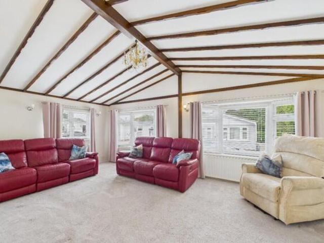 For Sale 2 Bedroom Shared Living/roommate Tadworth Surrey DS98834259