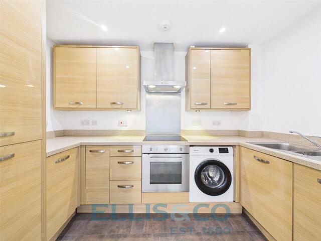 For Sale 2 Bedroom Shared Living/roommate Tonbridge Kent DS98118668