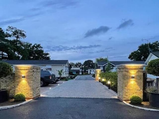 For Sale 2 Bedroom Shared Living/roommate Warfield Berkshire DLS98718297