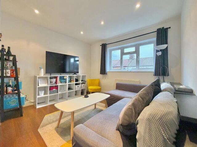 For Sale 2 Bedroom Shared Living/roommate Watford Hertfordshire DS99642075