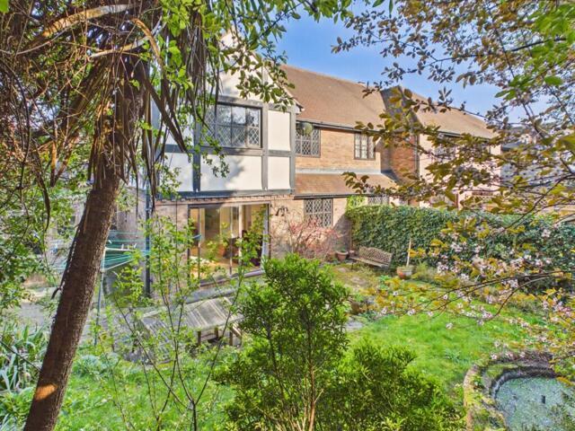 For Sale 3 Bedroom House Gerrards Cross Buckinghamshire DLS100649227