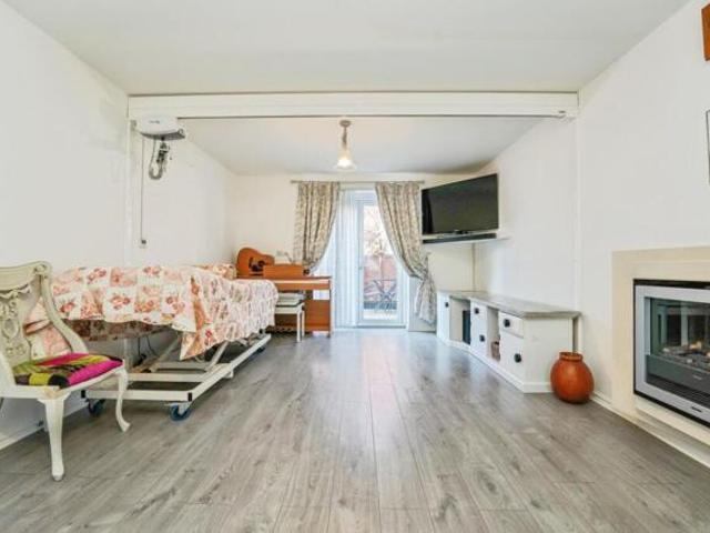 For Sale 3 Bedroom House Gloucester Gloucestershire DS99895410