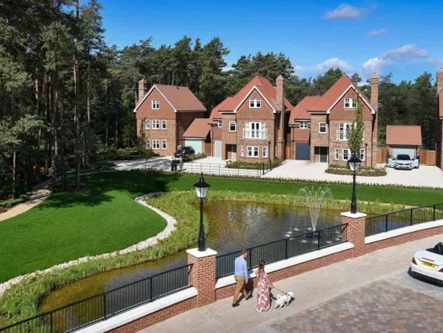 For Sale 3 Bedroom House Hartland Village Fleet DS102596732