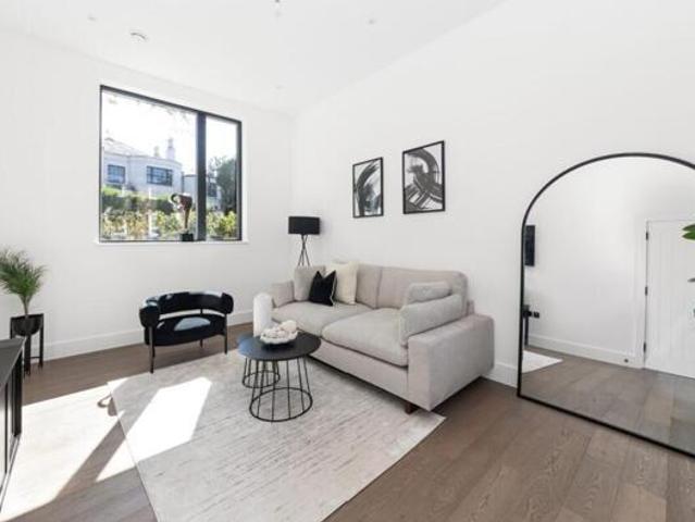 For Sale 3 Bedroom House Londres Greater London DS99161657