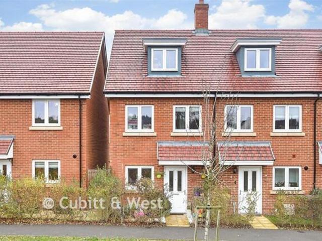 For Sale 3 Bedroom House Surrey Great London DLS98612168
