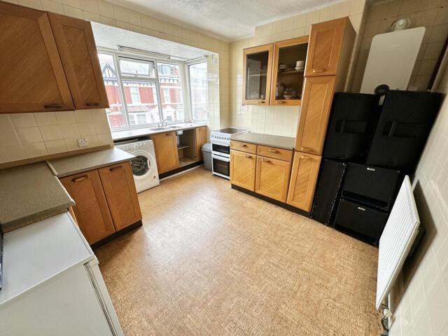 For Sale 3 Bedroom Shared Living/roommate Blackpool Blackpool DS101025630