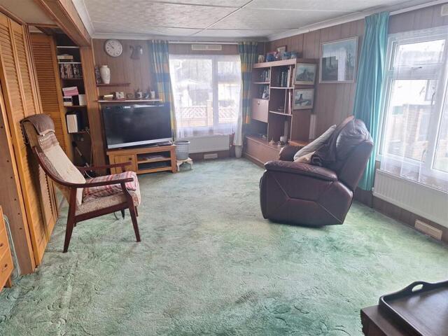 For Sale 3 Bedroom Shared Living/roommate Caversham Berkshire DS101675742