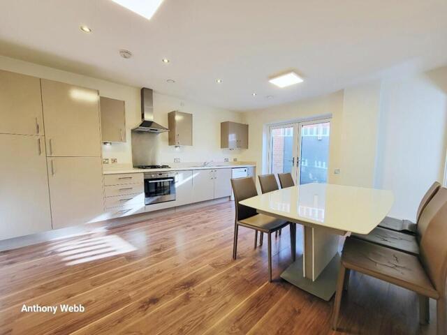 For Sale 3 Bedroom Shared Living/roommate London Greater London DS100615054