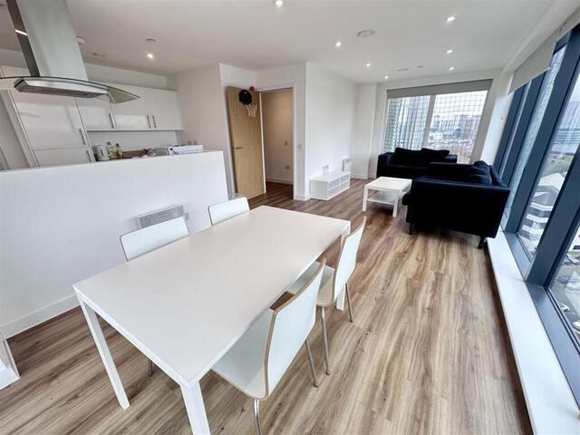 For Sale 3 Bedroom Shared Living/roommate Salford Salford DS101316062
