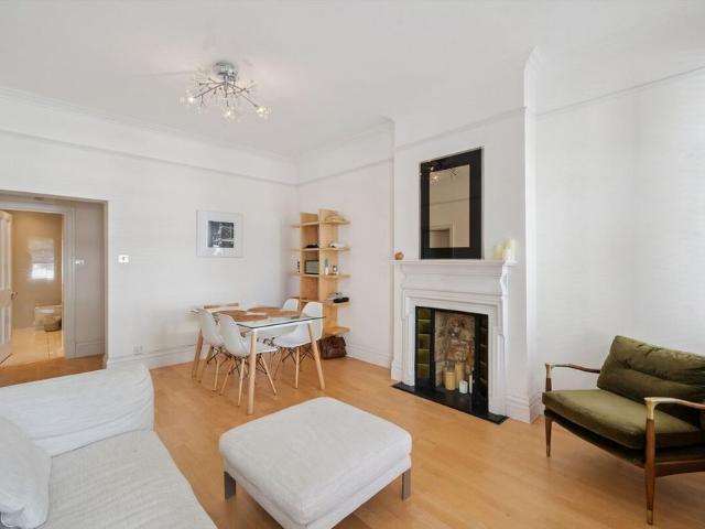 For Short Let, A stylish one bedroom apartment in a mansion block on Chelsea's iconic King's Road