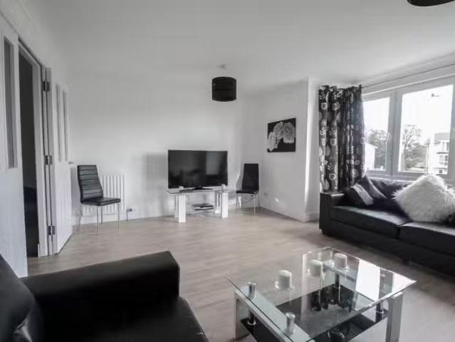 For Rent! 4 BA 4 bedroom terraced house for rent in Woodlands.