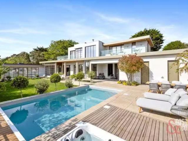 Cozy 4 BA 4 bedroom house for rent in person Road Avenue, Hove.