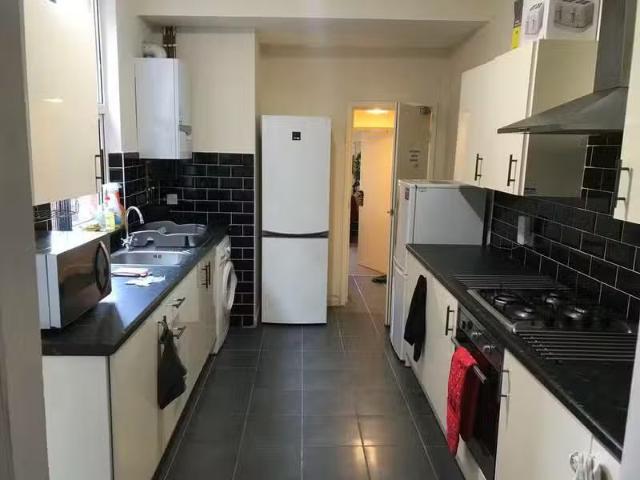 Cheap 4 BA 5 bedroom terraced house for rent in Earlsdon Avenu.