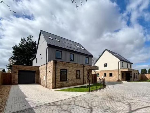 Deal! 4 BA 5 bedroom detached house for rent in The Old Coal Y.