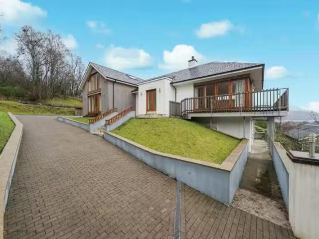 Deal! 4 BA 5 bedroom house for rent in Dunearn heights, Lochea.