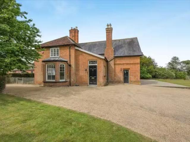 For Rent! 4 BA 6 bedroom detached house for rent in Essendon H.