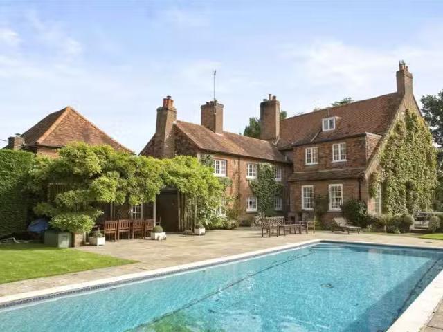 Deal! 4 BA 6 bedroom property to let in Norwood Farmhouse, Elv.