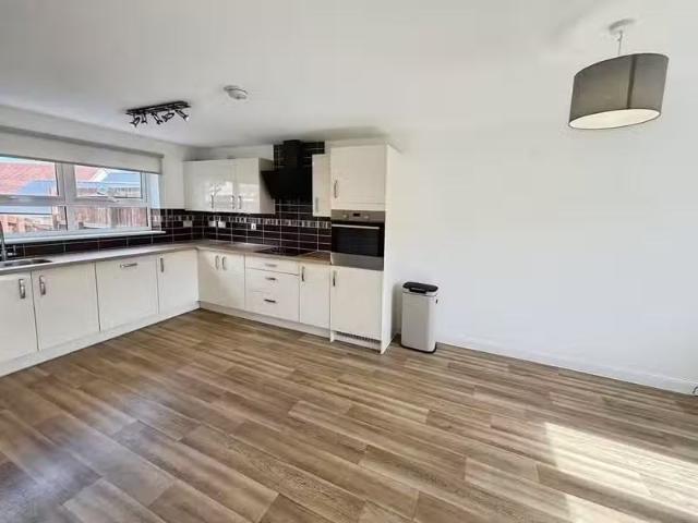 Charming 4 bedroom detached house for rent in Shackleton Road.