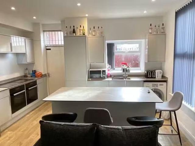 Deal! 4 bedroom end of terrace house for rent in Edinburgh Roa.