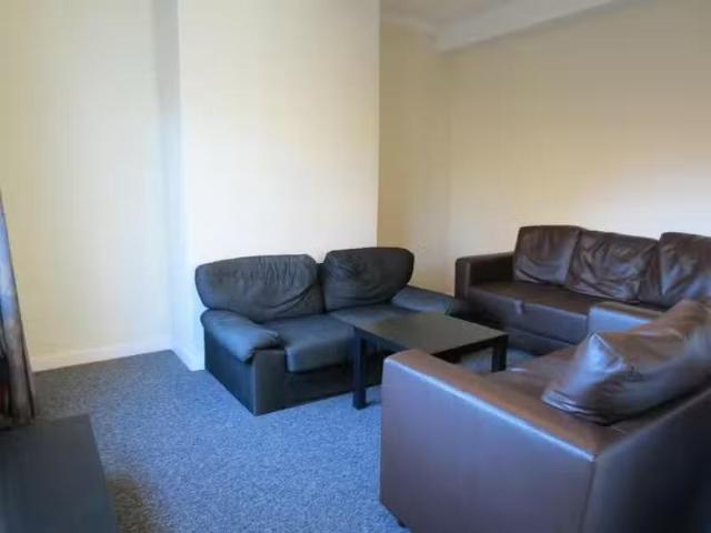 Cheap 4 bedroom house for rent in 4 bedroom Semi Detached Hous.