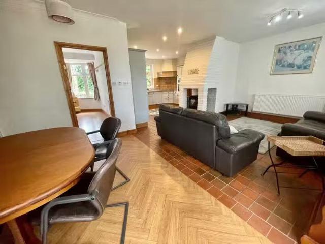 Cheap 4 bedroom house for rent in Four Double Bedroom Student.
