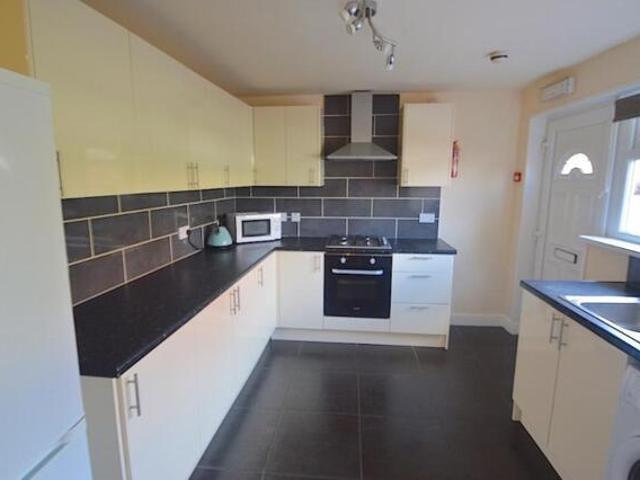 For Rent 4 Bedroom House Leeds West Yorkshire DS99835126
