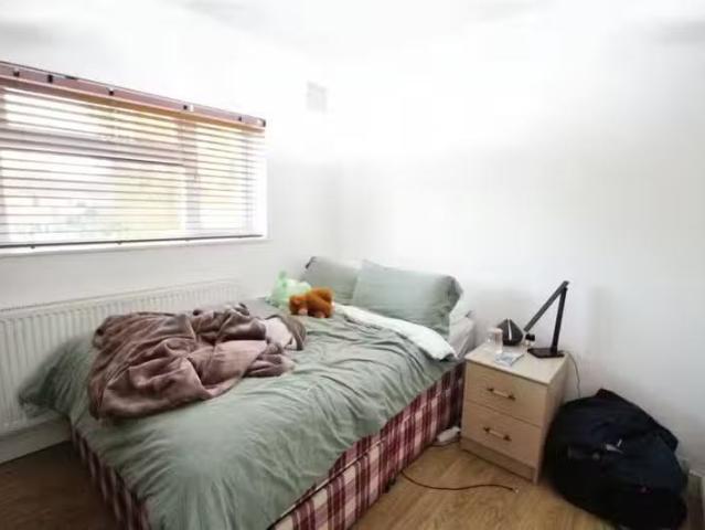 Unique 4 bedroom House to rent, Lynwood Avenue, Egham, TW20 £.