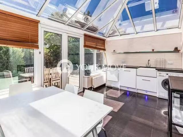 Nice 4 bedroom Semi Detached House to rent, Nightingale Shott.