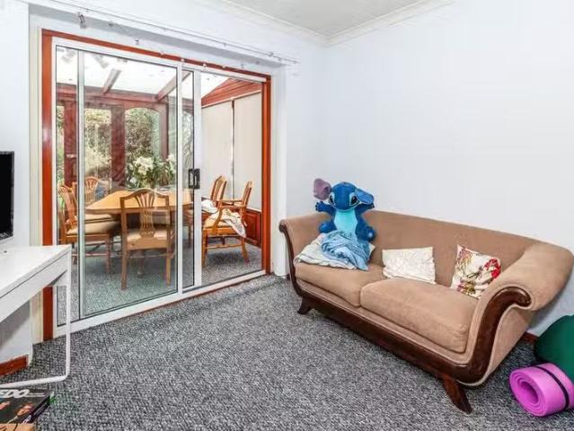 Cozy 4 bedroom Semi Detached House to rent, Ripley Avenue, Egh.