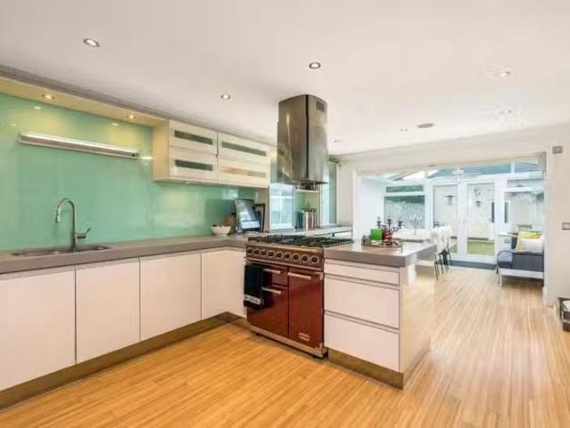 For Rent! 4 bedroom semi detached house for rent in 1 Blue Wat.