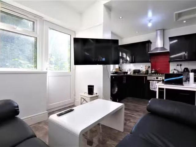 Nice 4 bedroom semi detached house for rent in Woodleigh Avenu.