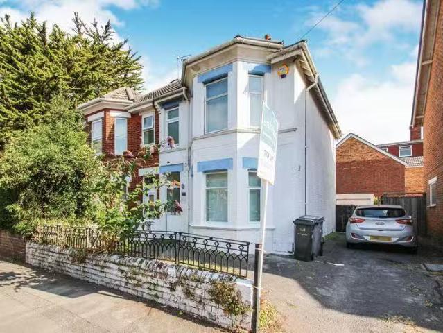 For Rent! 4 bedroom semi detached house for rent in Avon Road.