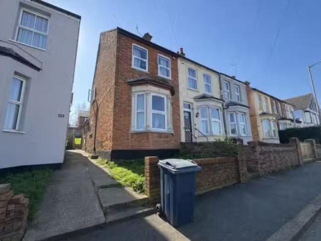 Nice 4 bedroom semi detached house for rent in Dashwood Avenue.