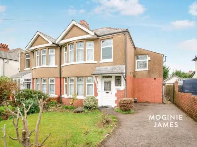 Deal! 4 bedroom semi detached house for rent in Heathwood Road.