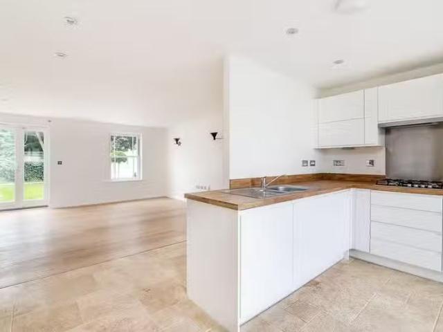Cozy 4 bedroom semi detached house for rent in Highfield Road.
