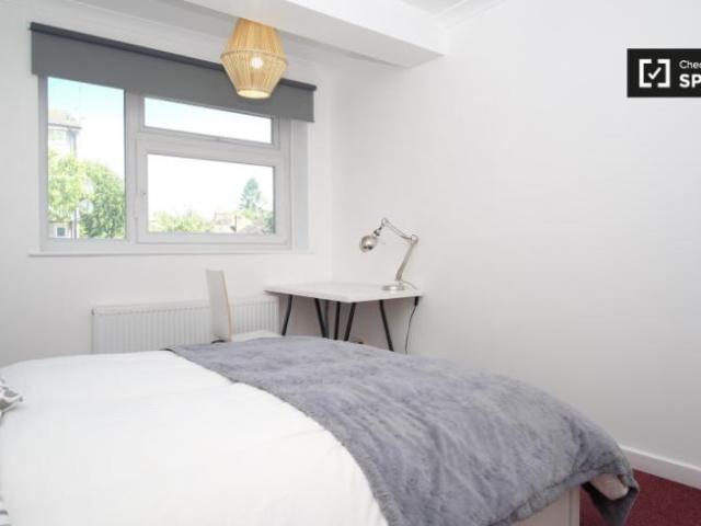 For Rent 4 Bedroom Shared Living/roommate London London DLS101816182