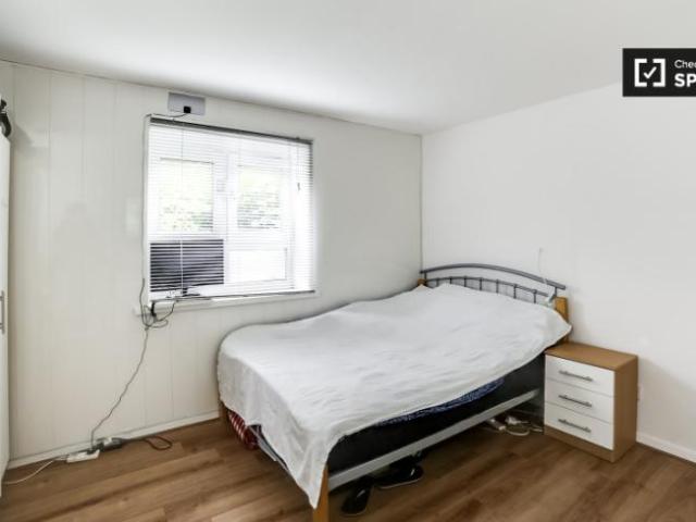 For Rent 4 Bedroom Shared Living/roommate London London DLS101810300