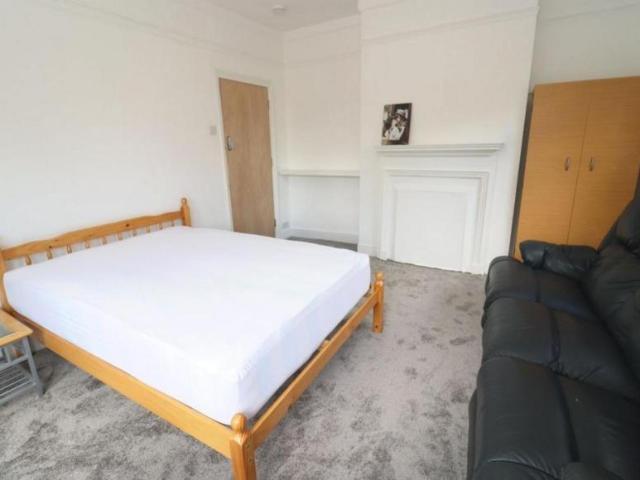 For Rent 4 Bedroom Shared Living/roommate London London DLS90559750