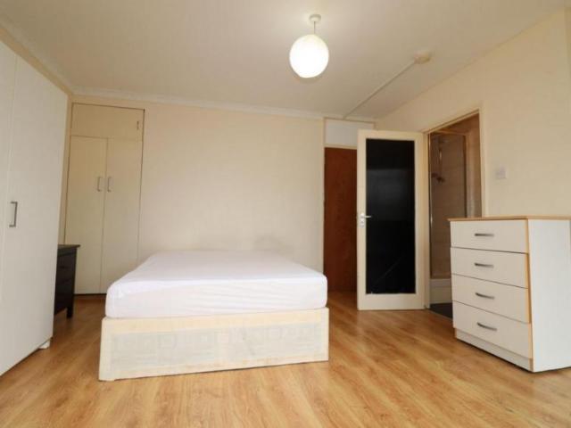 For Rent 4 Bedroom Shared Living/roommate London London DLS90559840