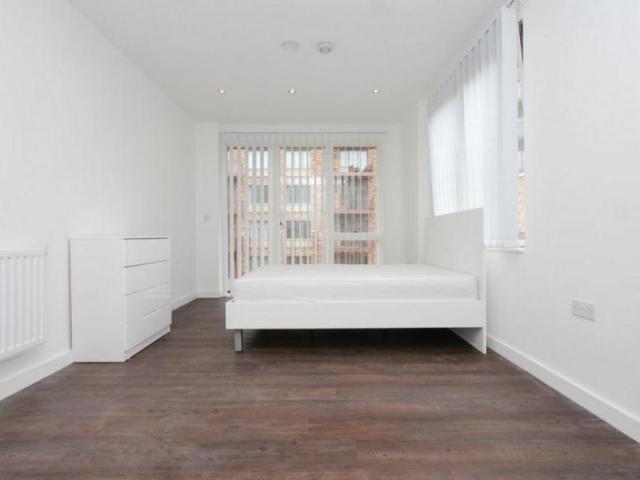 For Rent 4 Bedroom Shared Living/roommate London London DLS90559967