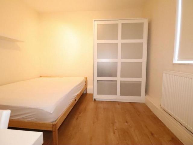 For Rent 4 Bedroom Shared Living/roommate London London DLS90559289