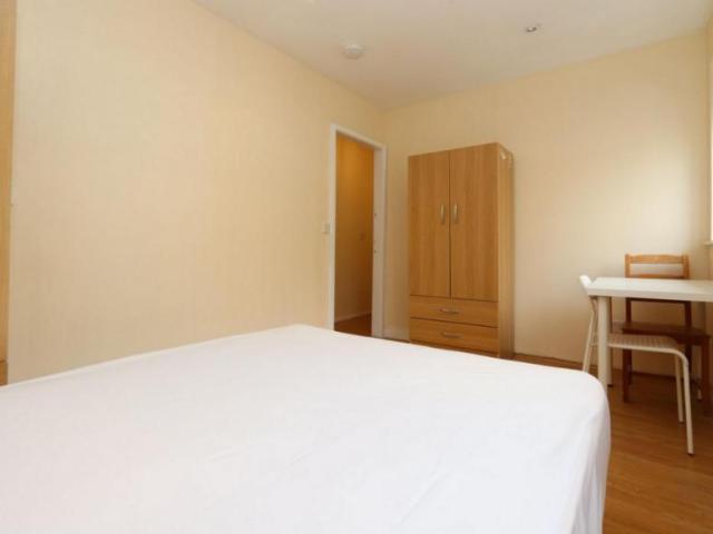 For Rent 4 Bedroom Shared Living/roommate London London DLS90560042